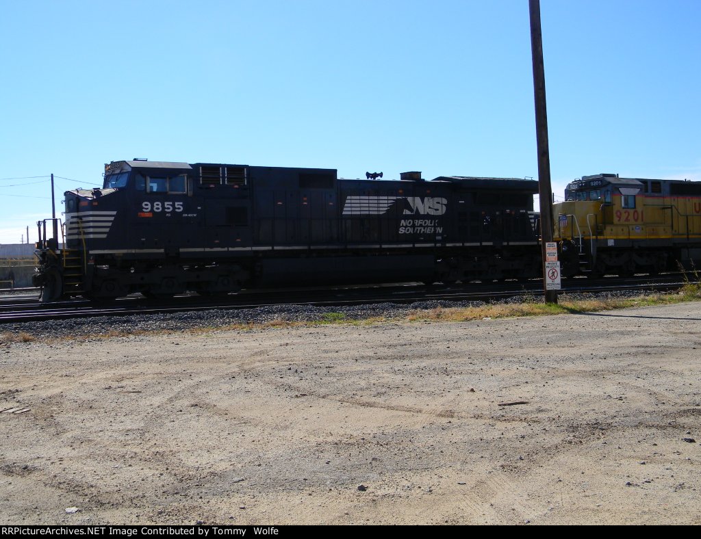 NS 9855 Leads a Manifest North